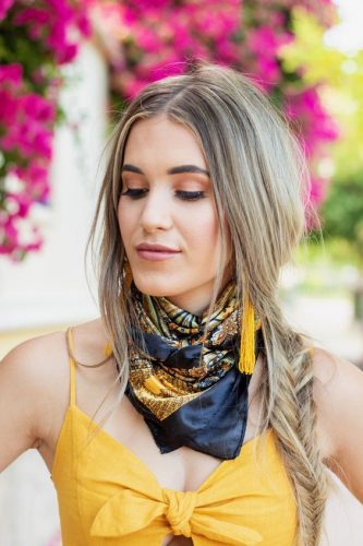 Discover the Latest Scarf Outfit Trends for 2024: Elegant, Versatile ...