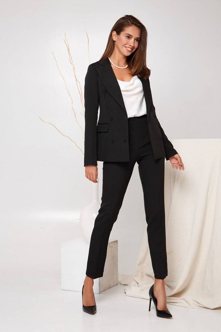 2024 Guide to Business Outfits for Women: Style, Comfort, and ...