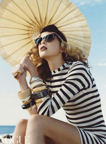 Revolutionize Your Style with 2024's Top 15 Umbrella & Shawl Outfit Ideas